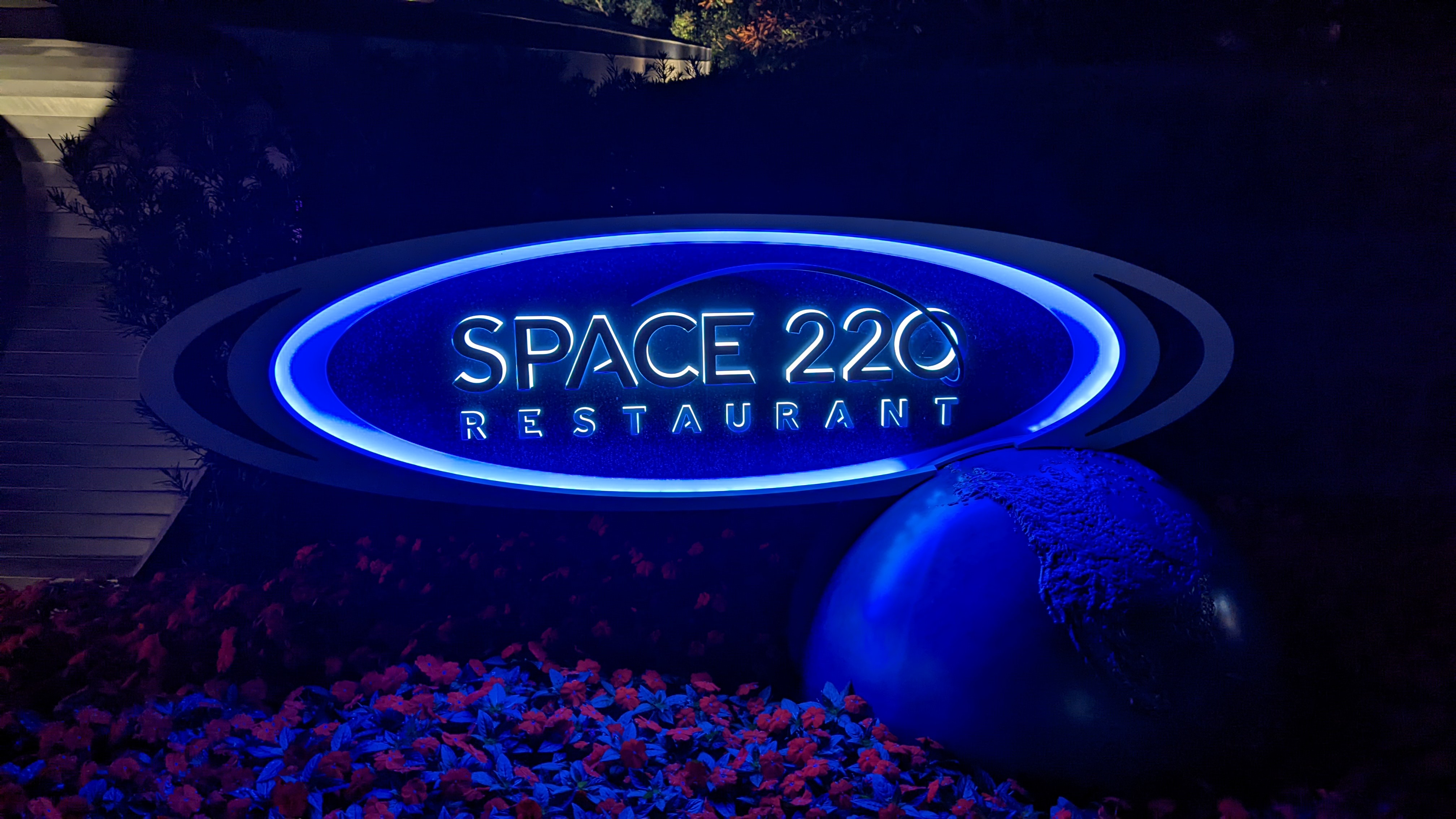 Space 220 Lounge Review – The 360 of Disney